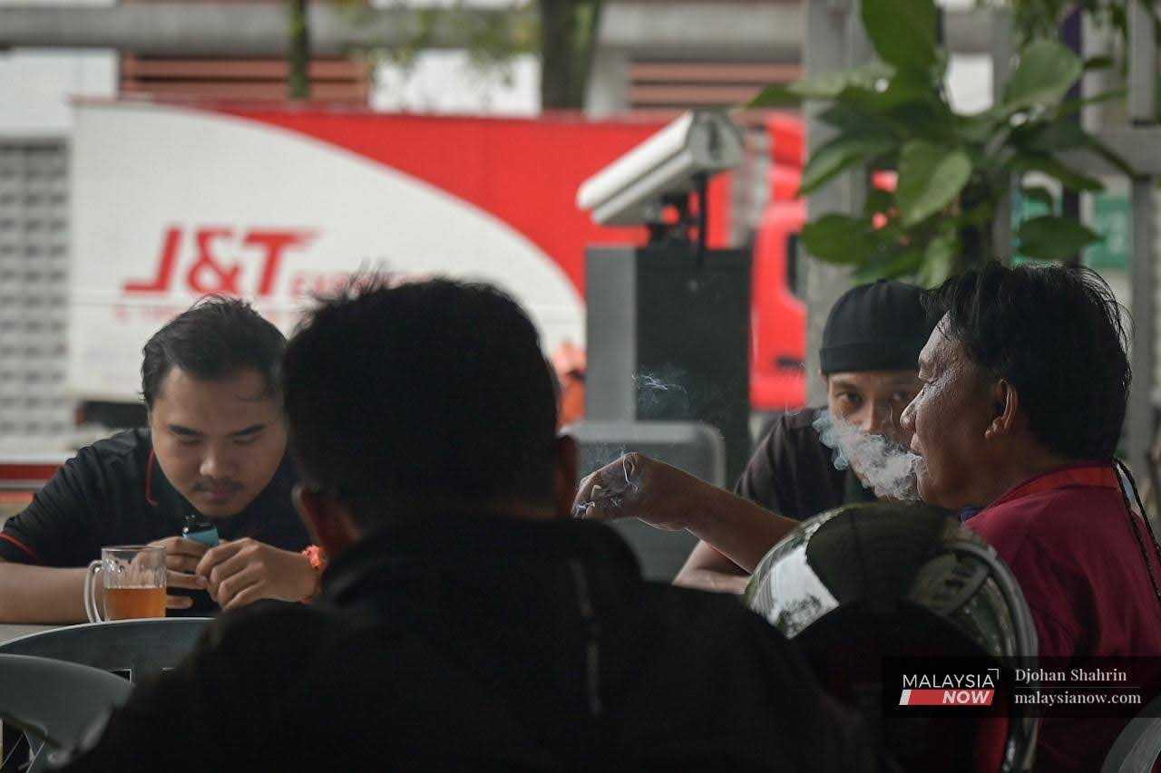 Health expert warns against politicising endgame bill on smoking ...