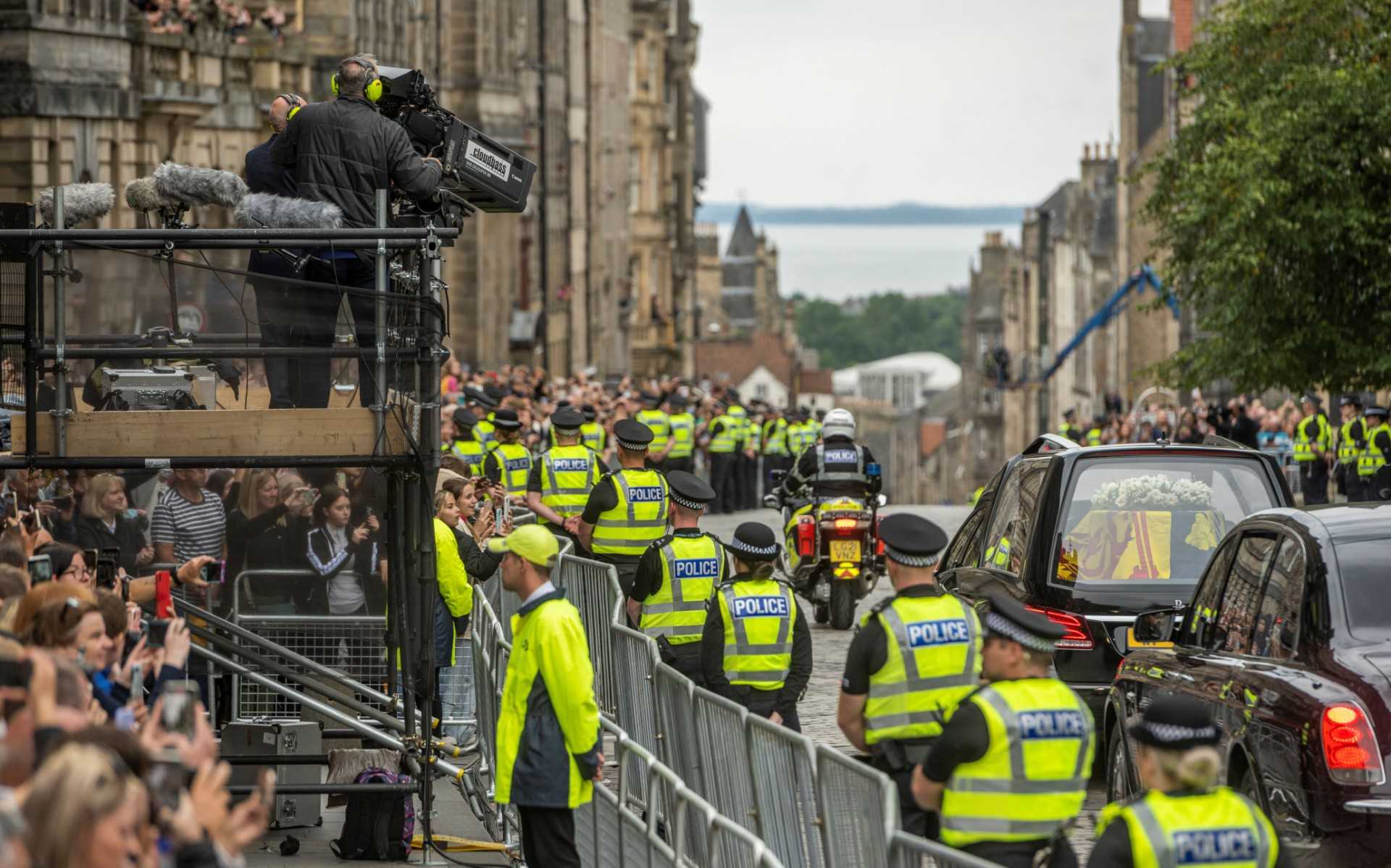 Round-the-clock vigil to give thousands a chance to bid Queen Elizabeth ...