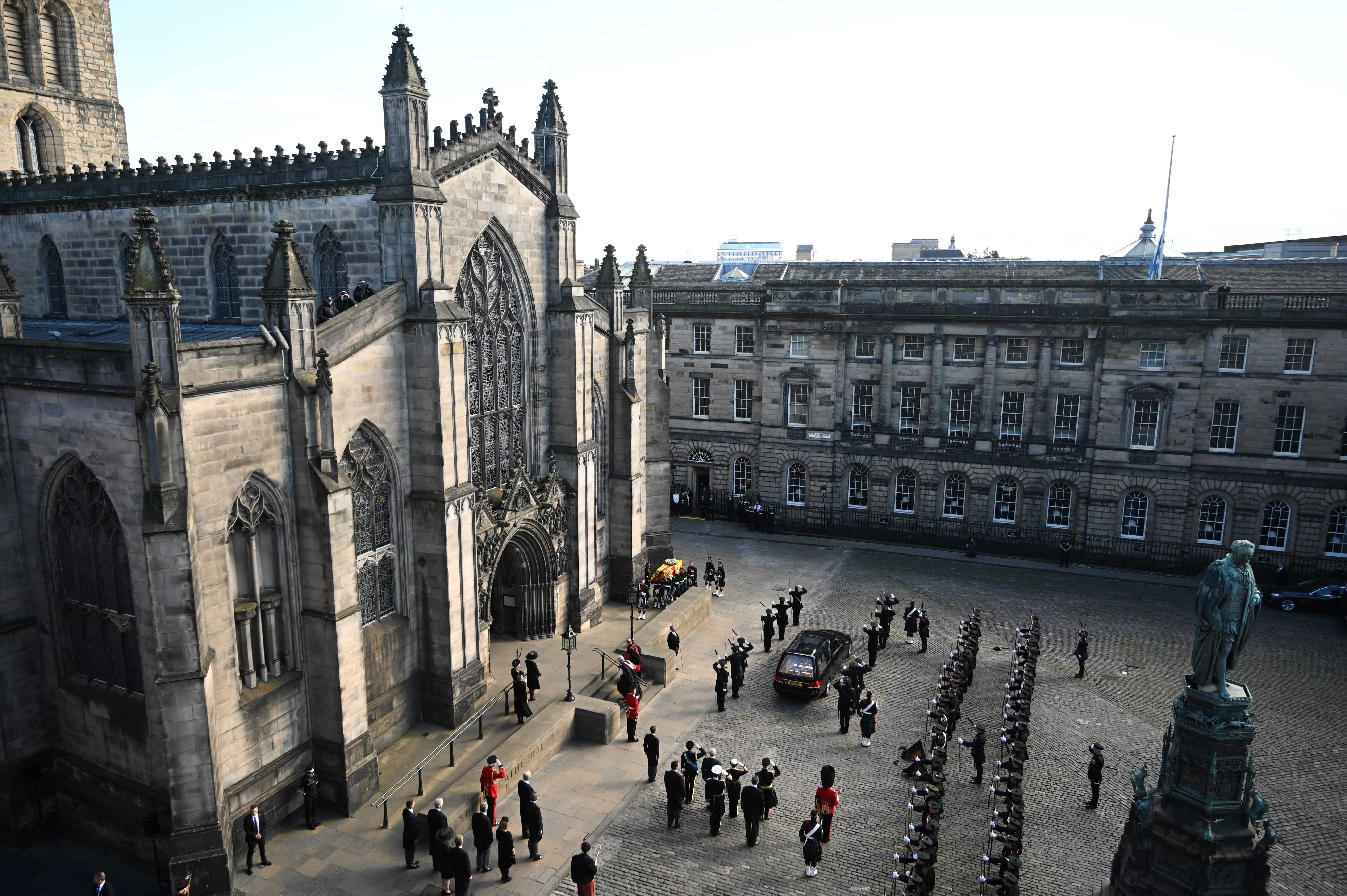 In solemn procession, Queen Elizabeth's coffin is taken through ...