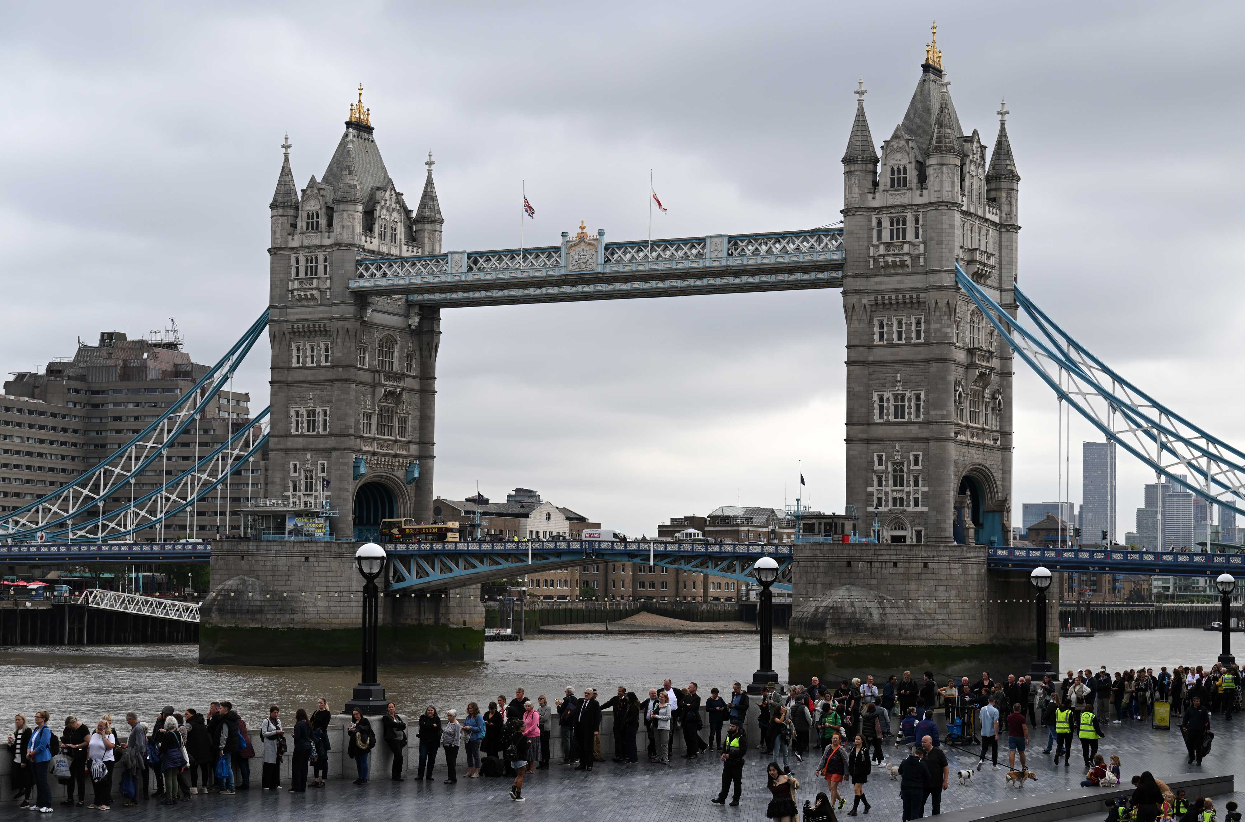 World 'will unite' for Queen Elizabeth's funeral as mourners queue for ...