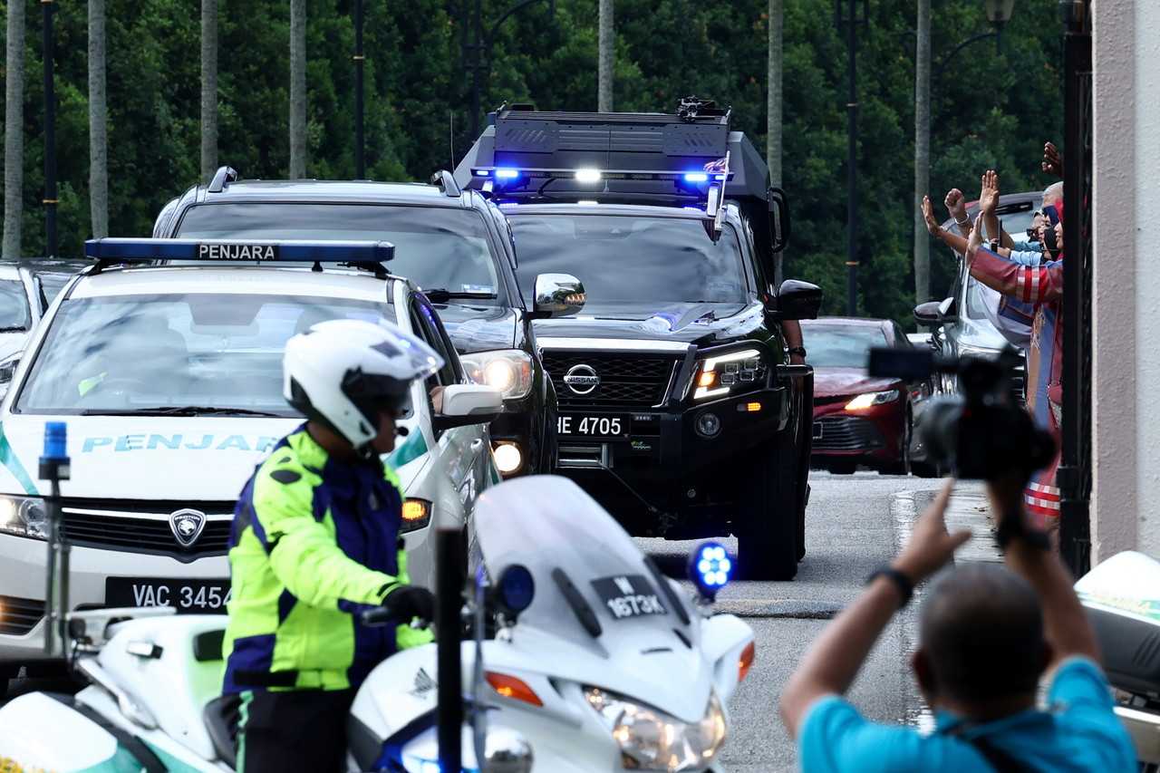 Najib received RM2.08 billion over 2 months, bank officer tells court ...