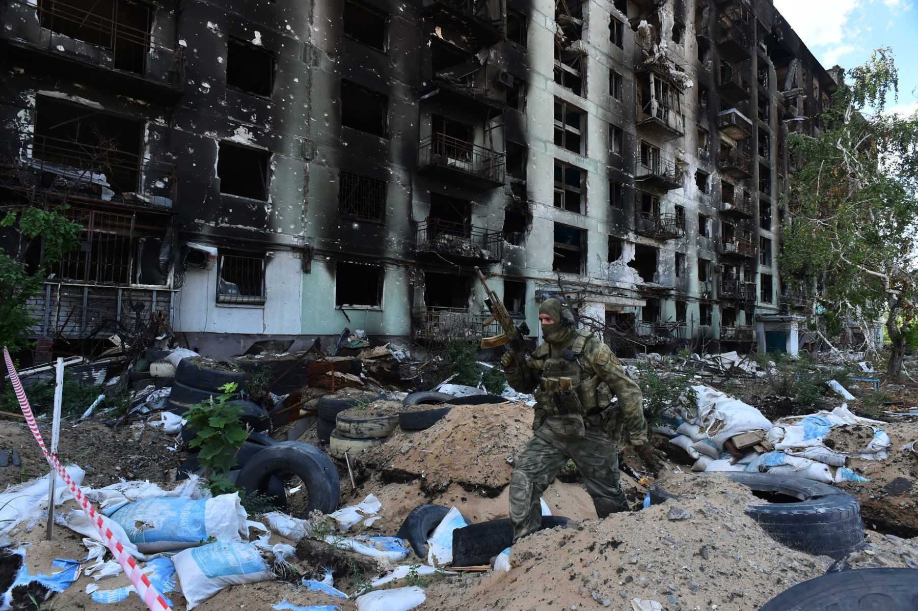 Civilians killed in Ukraine convoy attack as Putin to proclaim rule ...