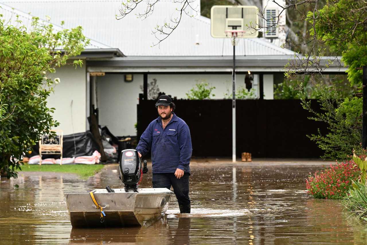 Floodwaters swamp Melbourne as heavy rains slam 3 Aussie states ...