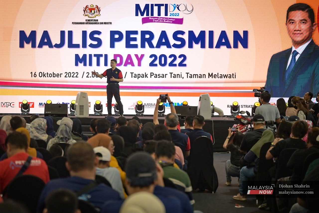 Representatives shouldn’t hop around seats, Azmin says | MalaysiaNow