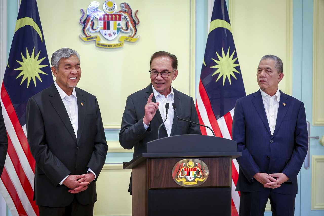 'Zahid belum dibuktikan bersalah', Anwar pertahankan lantikan TPM | MalaysiaNow