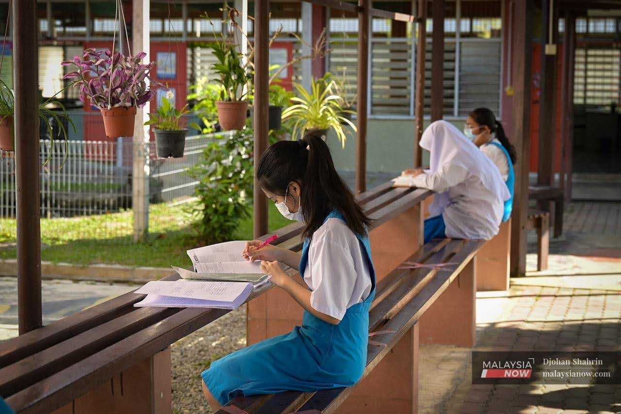 Education ministry in bid to make secondary school compulsory | MalaysiaNow