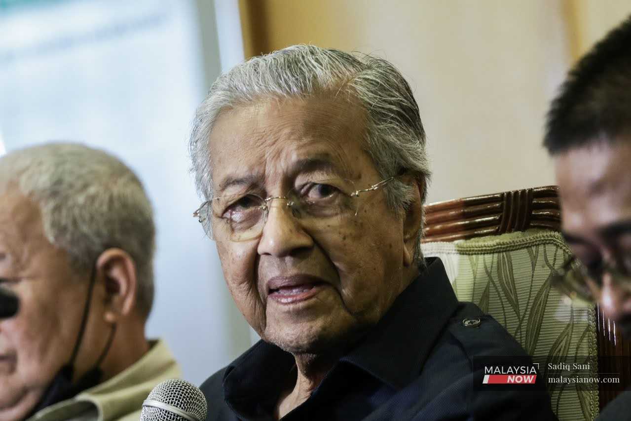 Cops question Mahathir for 'anti-democracy' activities | MalaysiaNow