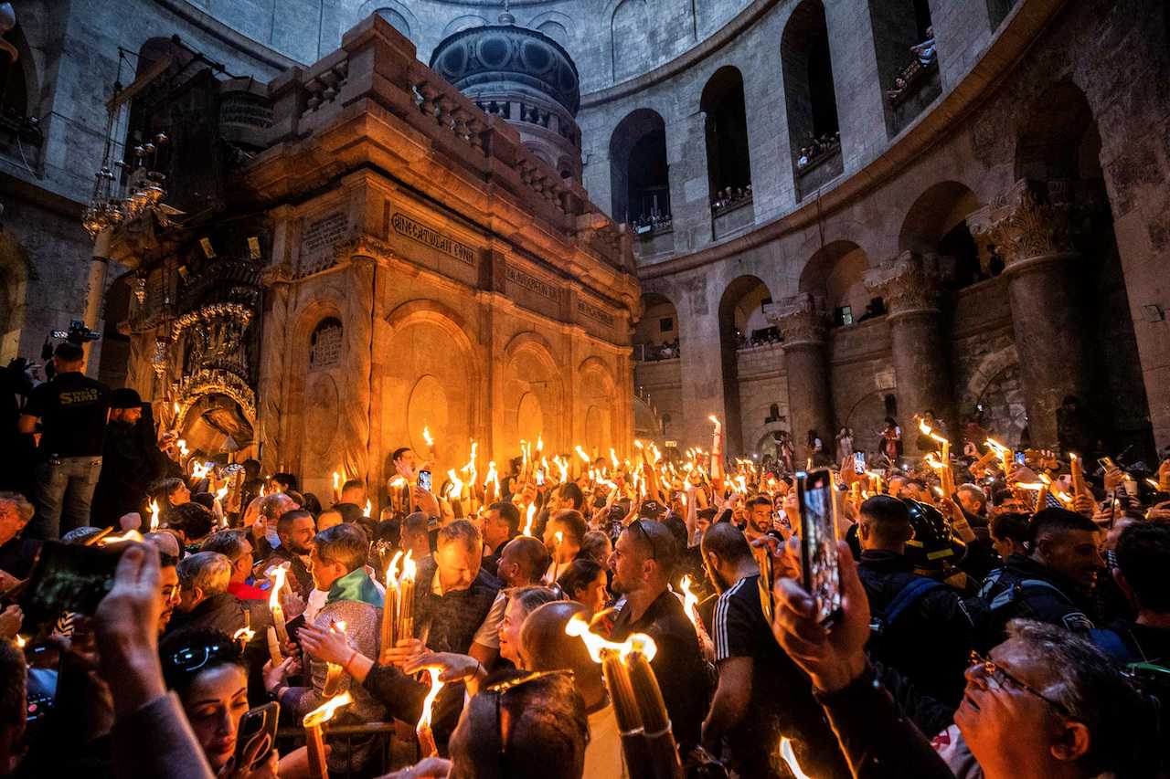 Thousands in Jerusalem for Orthodox Easter 'Holy Fire' rite | MalaysiaNow