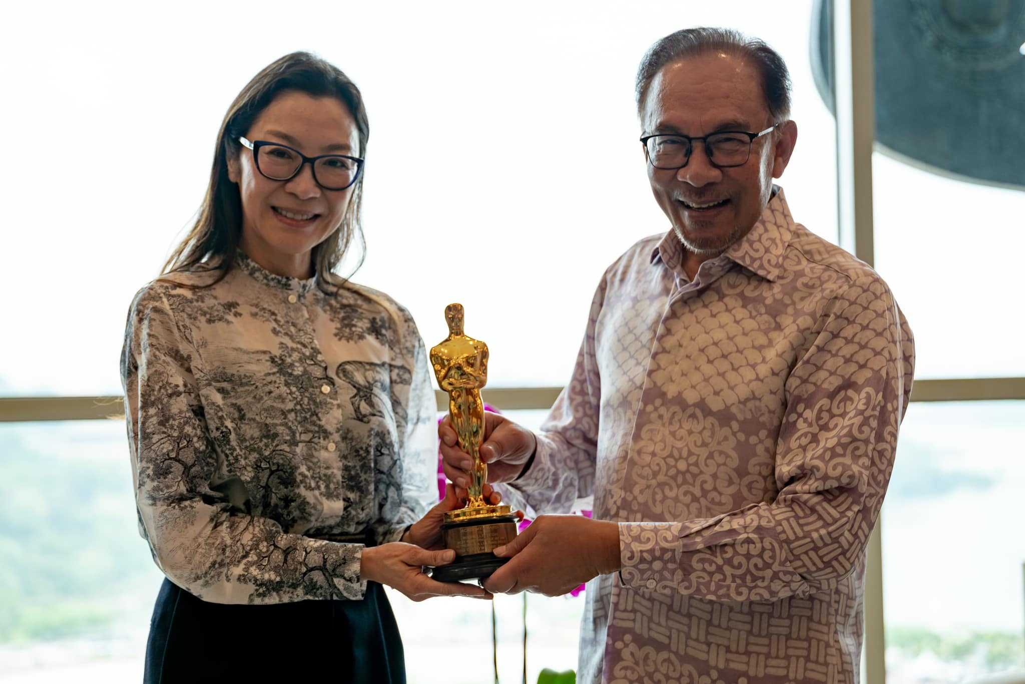Oscar winner Michelle Yeoh meets Anwar | MalaysiaNow