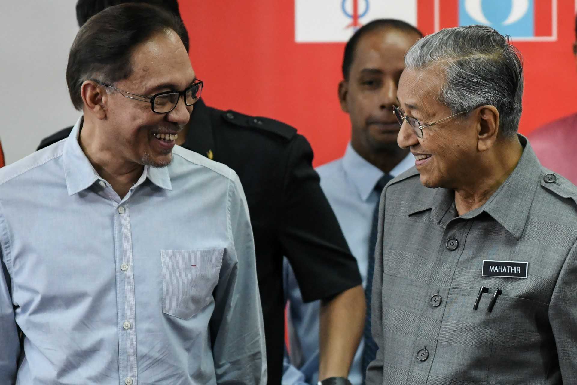 'Totally absurd', Anwar brushes off comparisons with Mahathir | MalaysiaNow