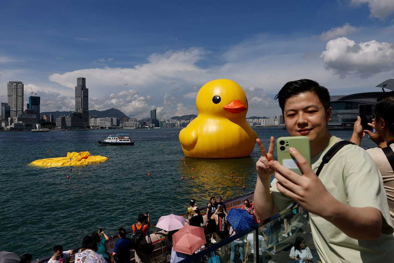Giant rubber duck no match for Hong Kong's baking heat | MalaysiaNow