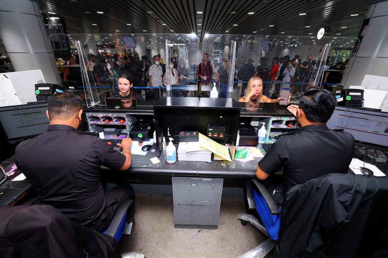 Change in grade of immigration officers allowed to issue 'not to land ...
