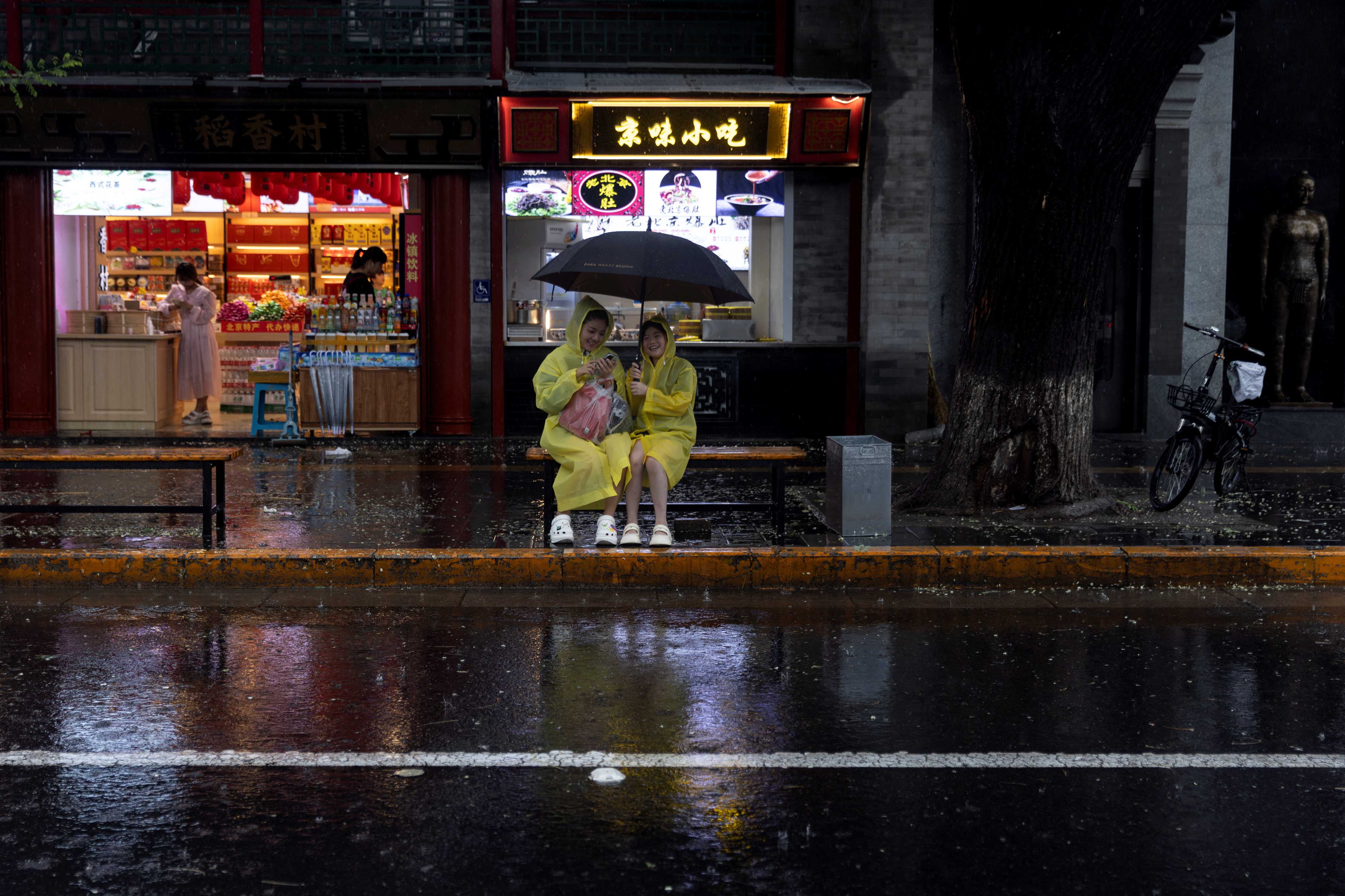 Thousands flee their homes as heavy rain lashes Beijing | MalaysiaNow
