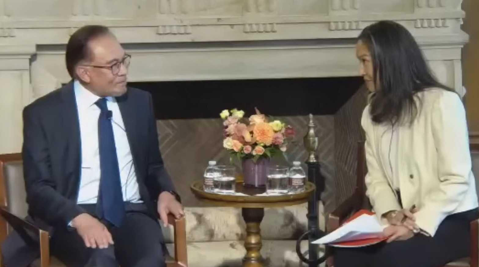 Netizens fry Anwar for 'poor performance' at dialogue with influential ...