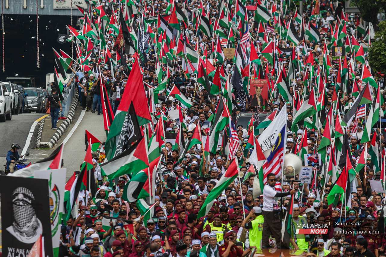 In pictures: Palestinian flags flood KL's US embassy | MalaysiaNow