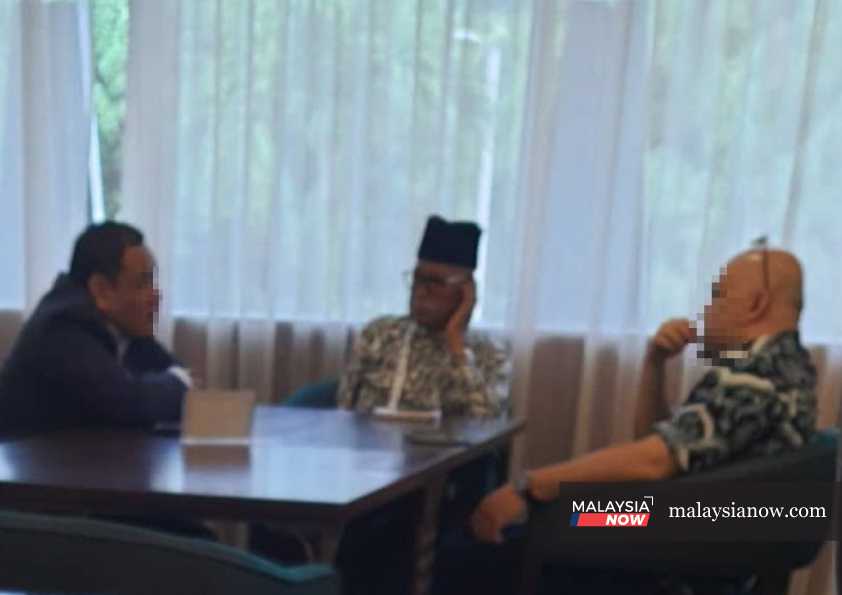 'Lelaki botak' berlegar di Parlimen dalam usaha bawa wakil rakyat ...