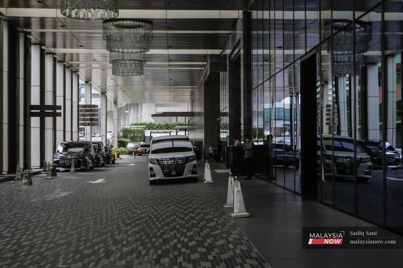 Police warned against closing investigation into royal bodyguard ...