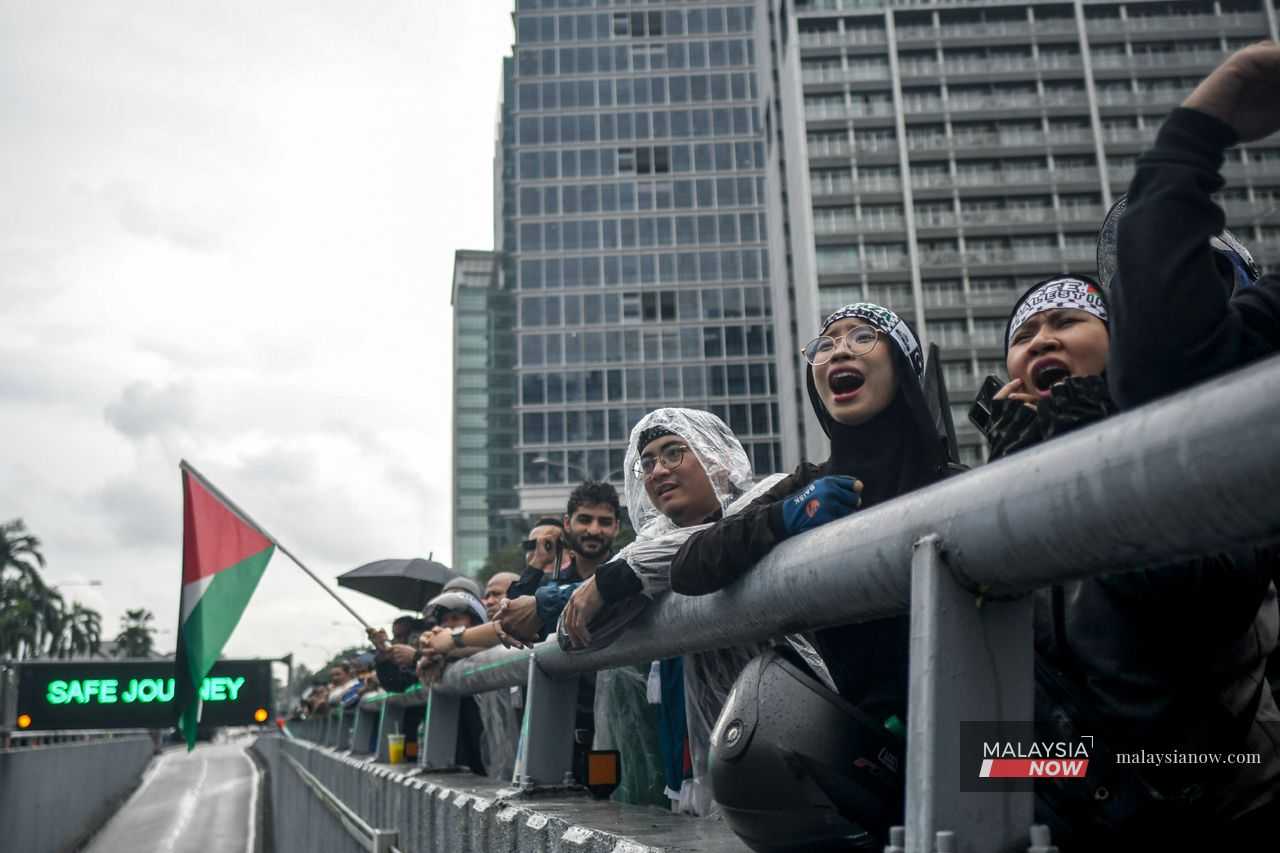 In show of Gen Z defiance, protesters stay put, lay siege to US embassy ...